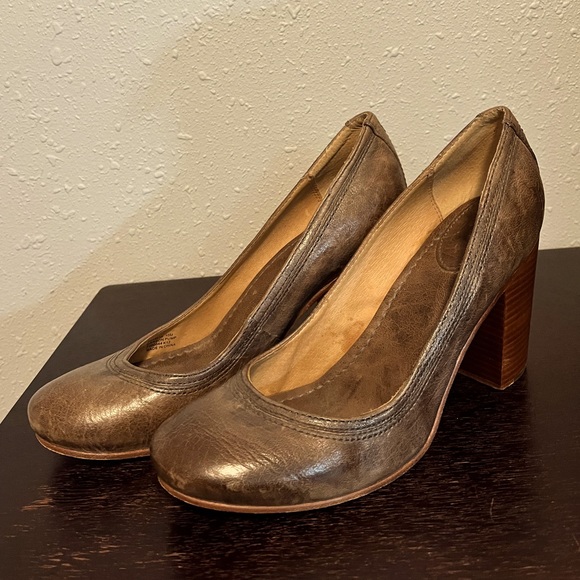 Frye | Shoes | Frye Carson Pumps In Browngray Distressed Leather Size ...